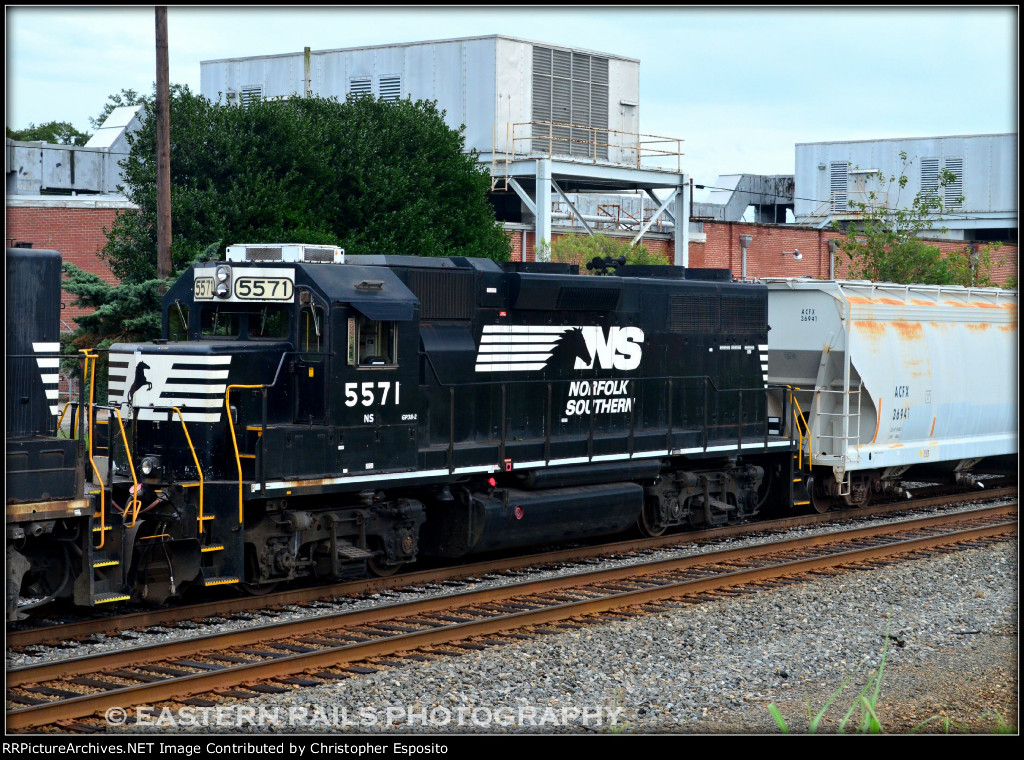 NS GP38-2 5571